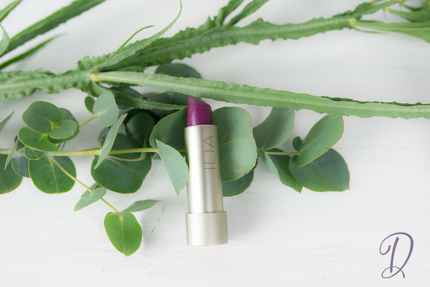 Sur mes lèvres deux rouges à lèvres "Green"- Ilia Beauty